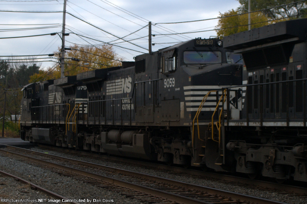 NS C40-9W 9059 trails on 19G